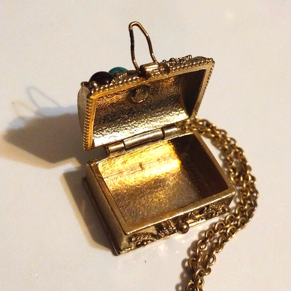 Avon | Jewelry | Avon Vintage 974 Queens Ransom Jeweled Treasure Chest ...